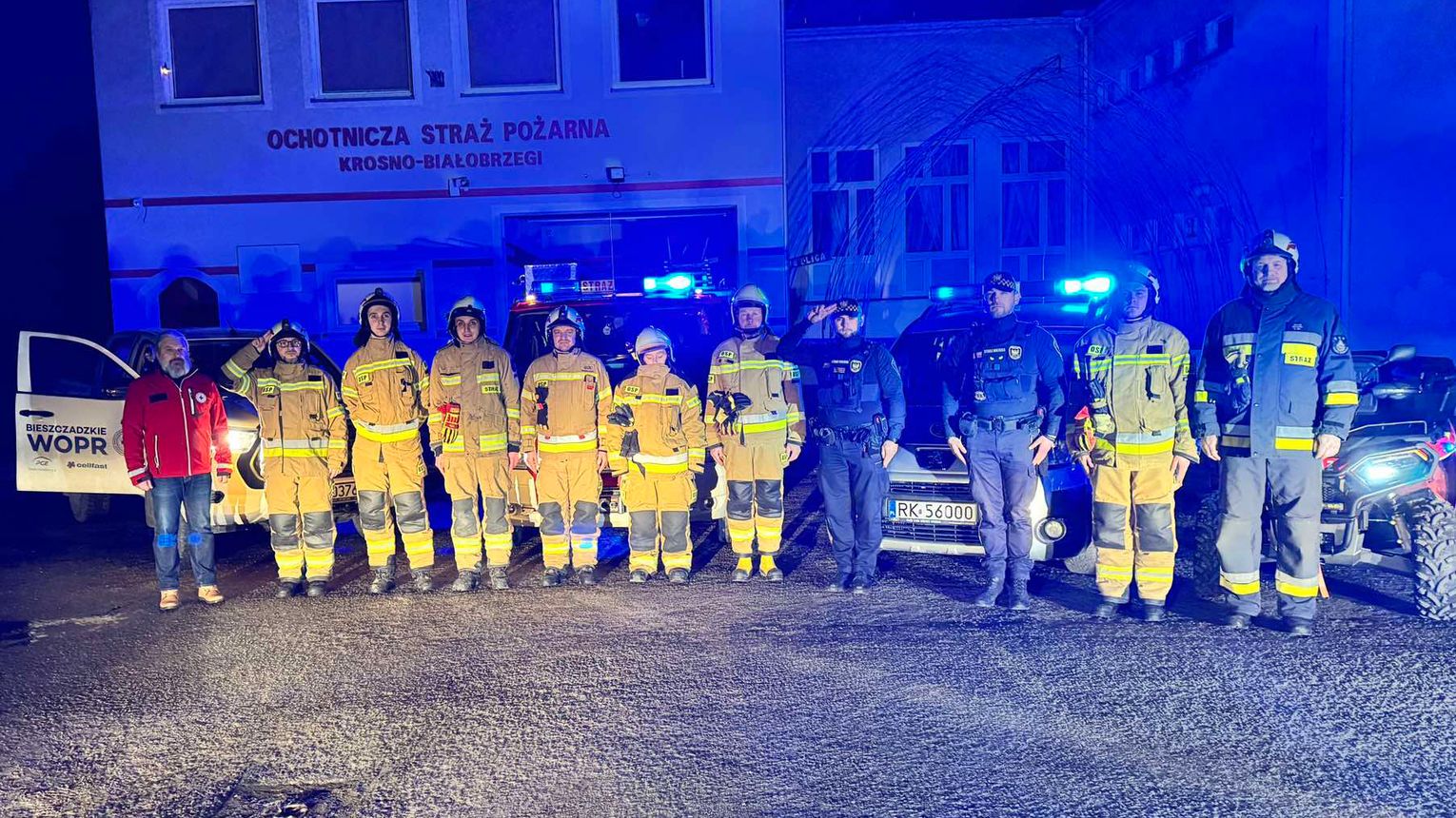 Agresywny pacjent zabił ratownika medycznego. Mundurowi oddali hołd