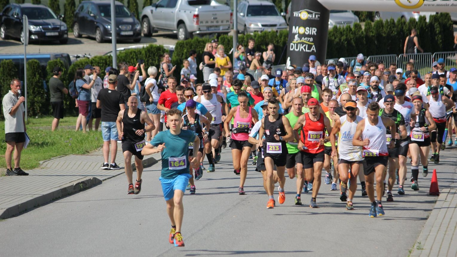 Blisko 200 biegaczy na starcie IV Biegu Św. Jana z Dukli. Do wyboru mieli dwie trasy [ZDJĘCIA ...