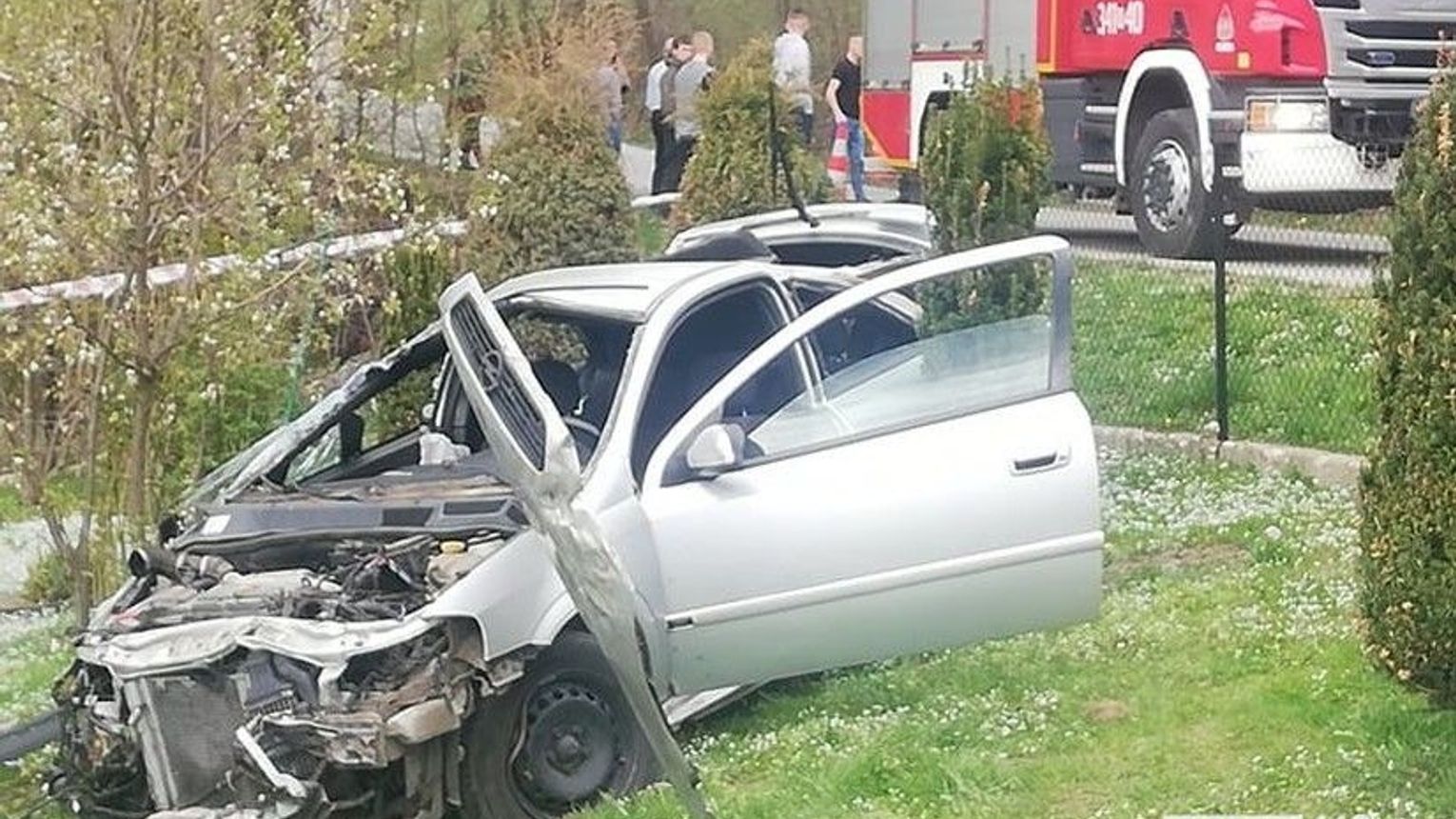 DRAGANOWA: Wypadł z zakrętu i przebił się przez ogrodzenie DRAGANOWA: Wypadł z zakrętu i przebił się przez ogrodzenie