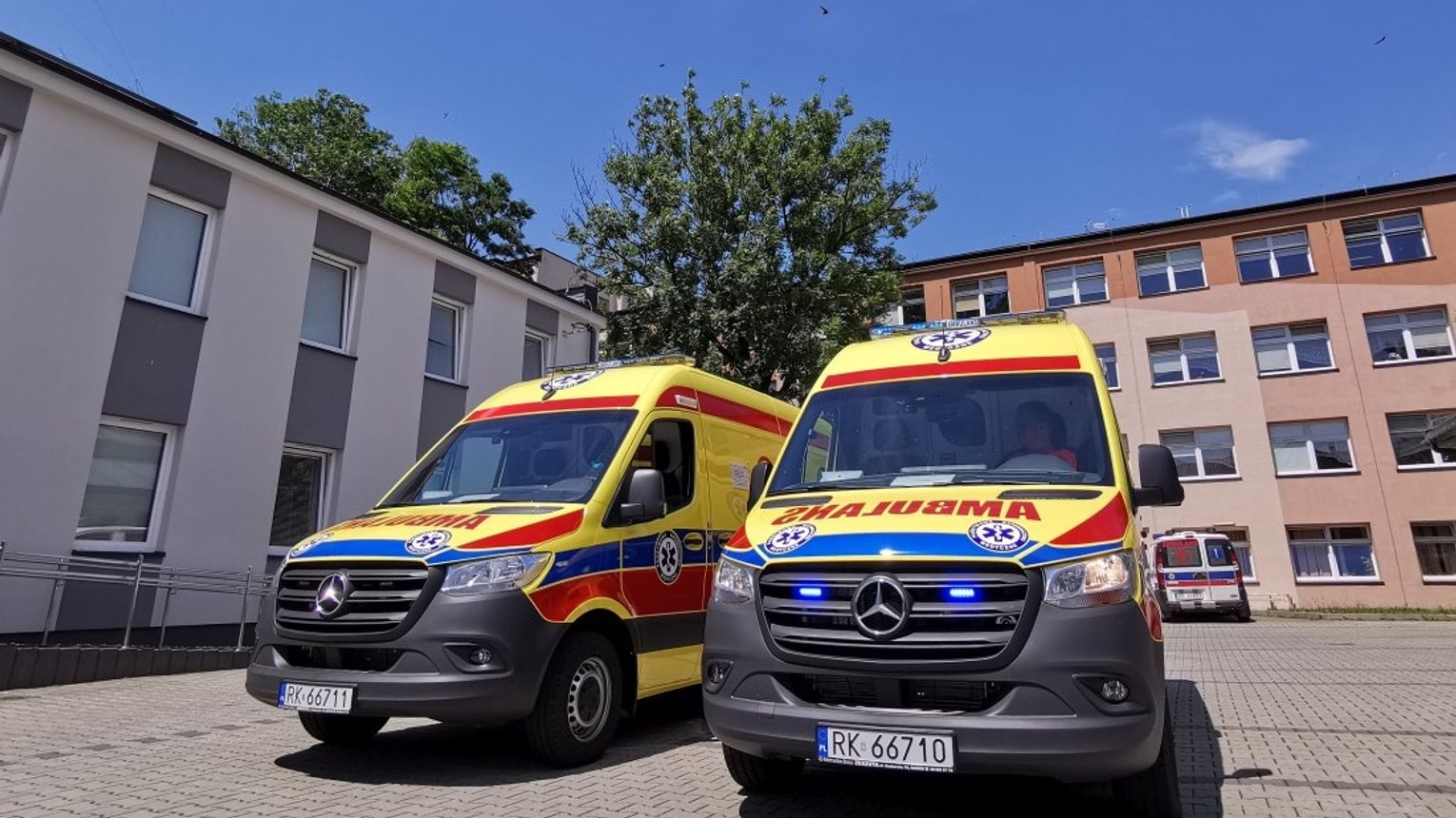 Dwa nowe ambulanse SPPR Krosno wzmocnią bezpieczeństwo Krośnian