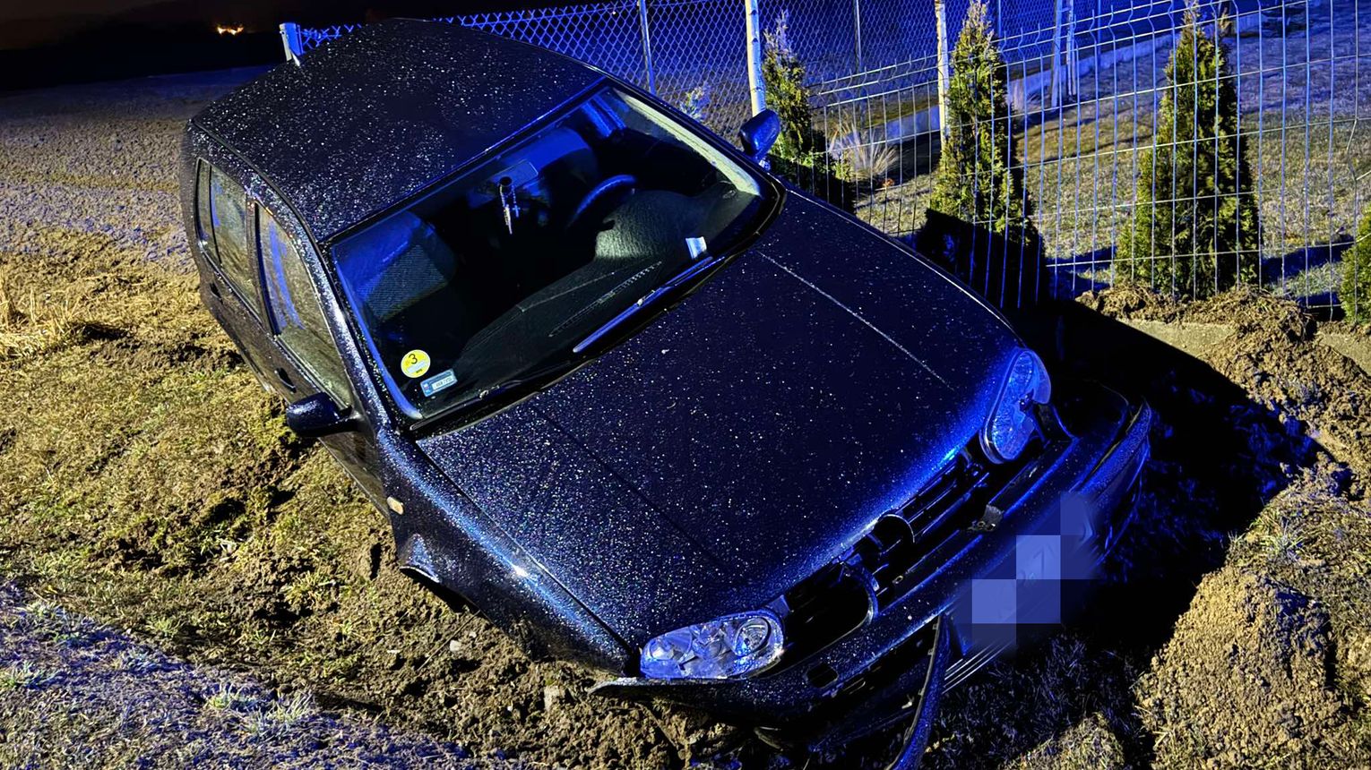 Głowienka. Volkswagen w rowie, uszkodzone ogrodzenie