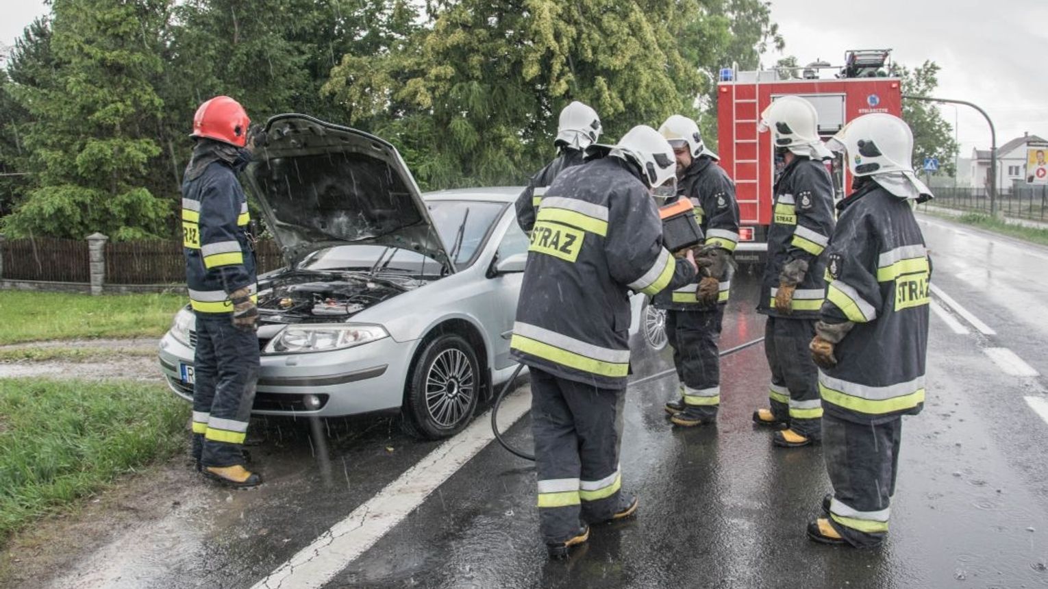 IWONICZ: Policjant pomógł ugasić samochód IWONICZ: Policjant pomógł ugasić samochód