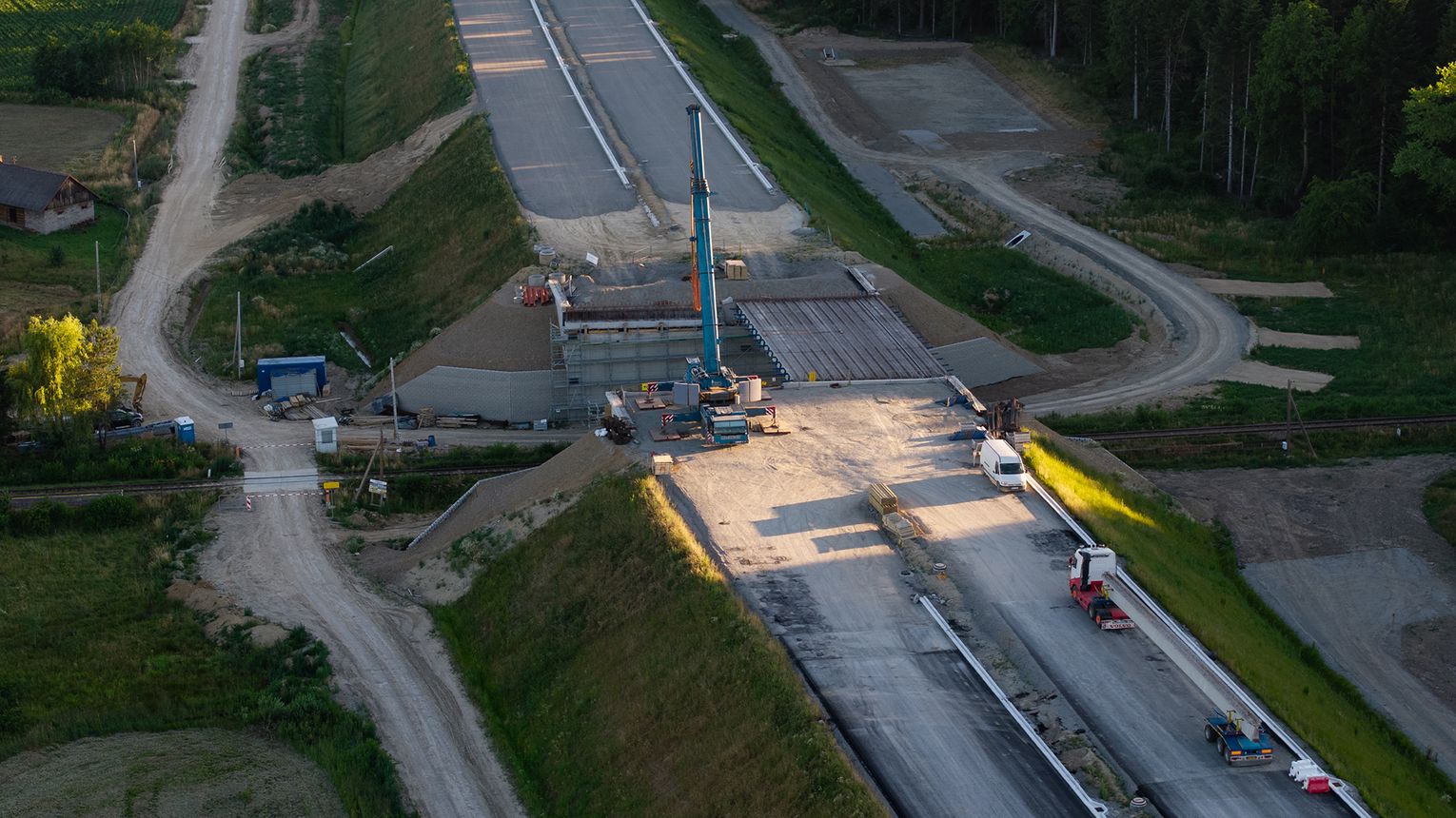 Kolejny ważny etap budowy S19 zakończony. Zamontowano ostatnie belki typu T
