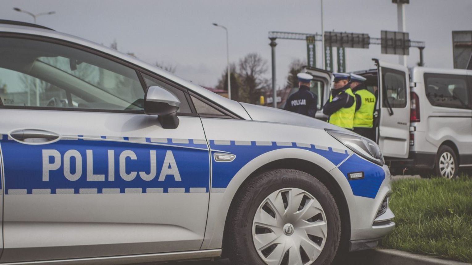 Krosno. Próbował wyjechać z parkingu. Zasnął za kierownicą, bo był pijany Krosno. Próbował wyjechać z parkingu. Zasnął za kierownicą, bo był pijany