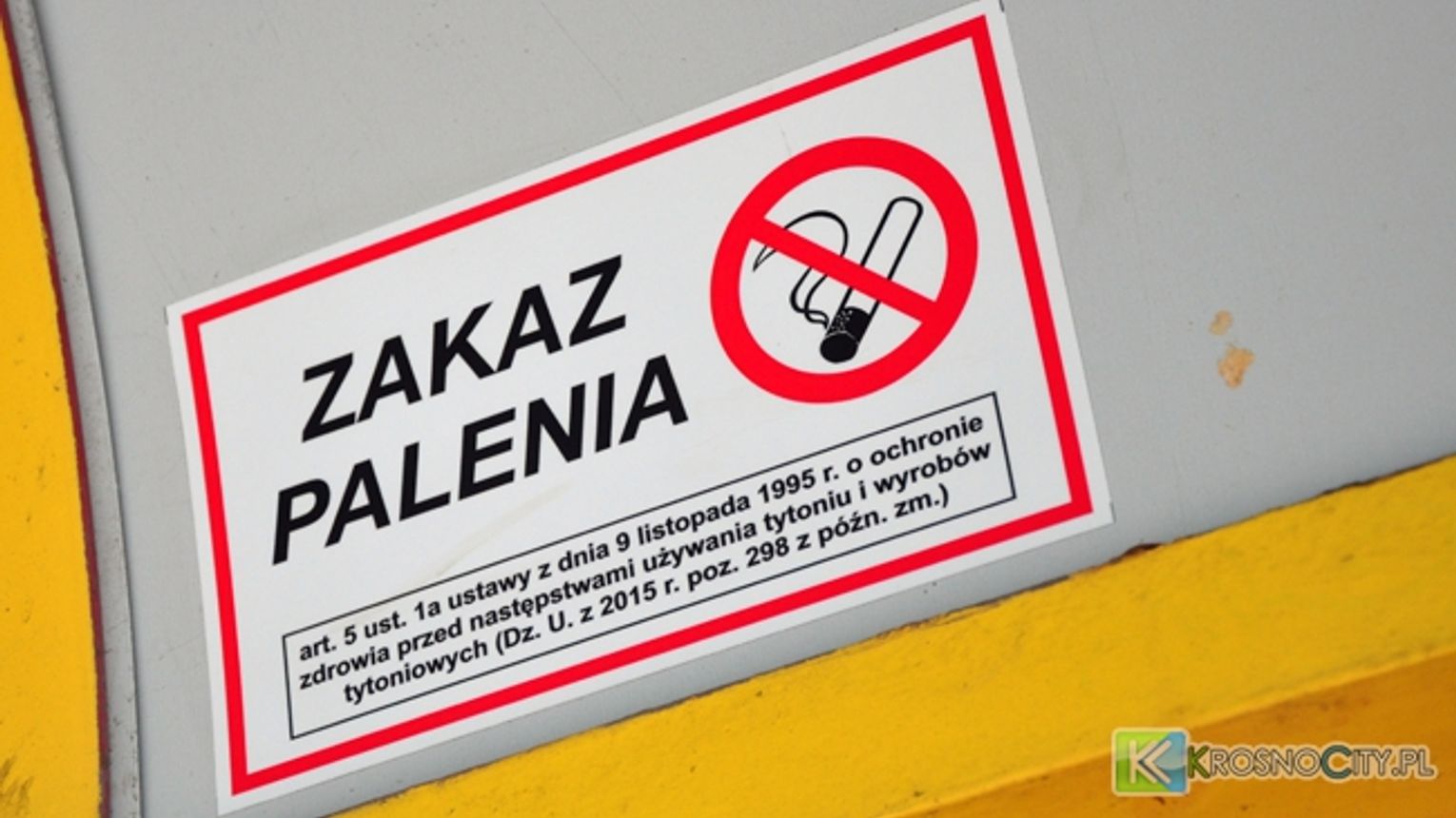 Nie pal papierosów na przystanku! Mandat nawet 500 zł!
