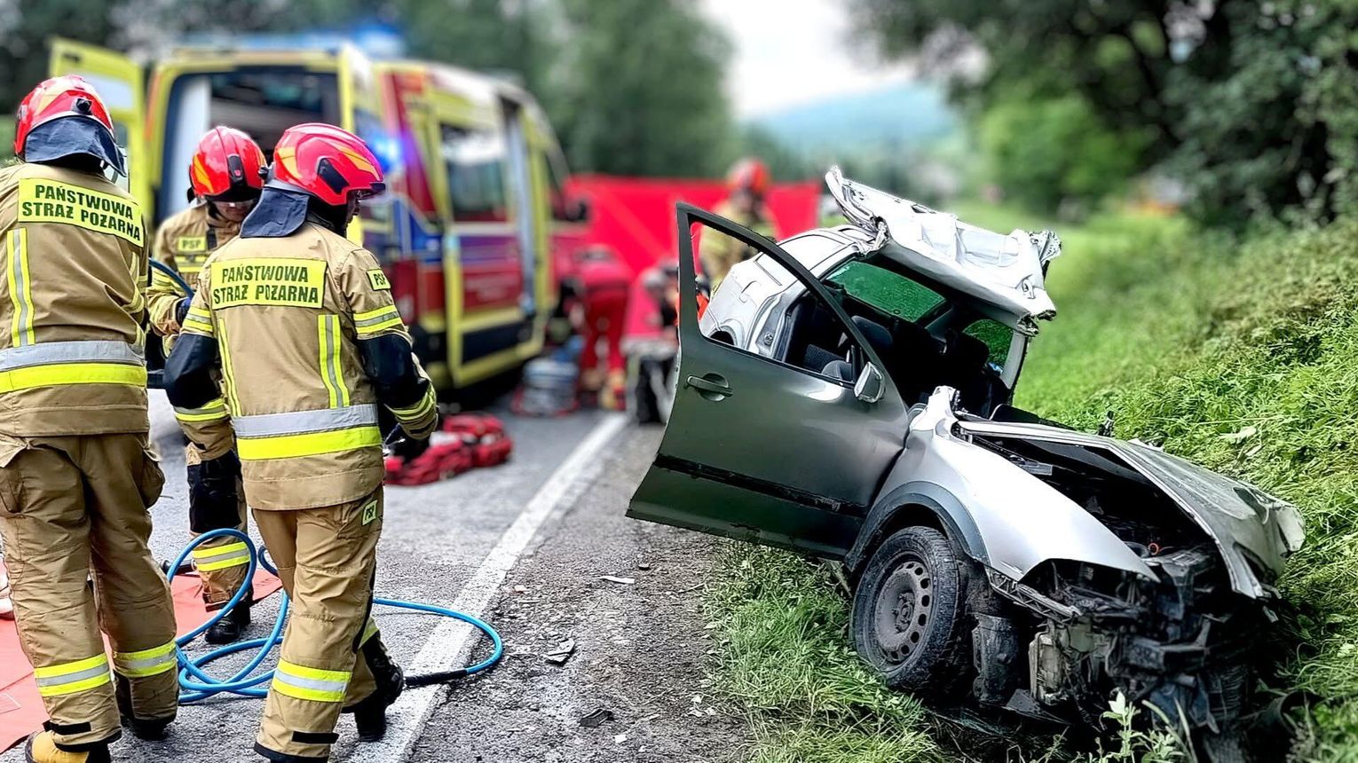 Poważny wypadek na DW896 w Hoszowie. Dwie osoby trafiły do szpitala