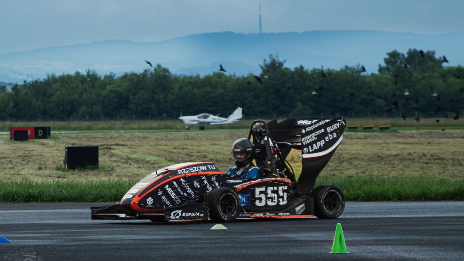 PRz Racing testują swój bolid na krośnieńskim lotnisku