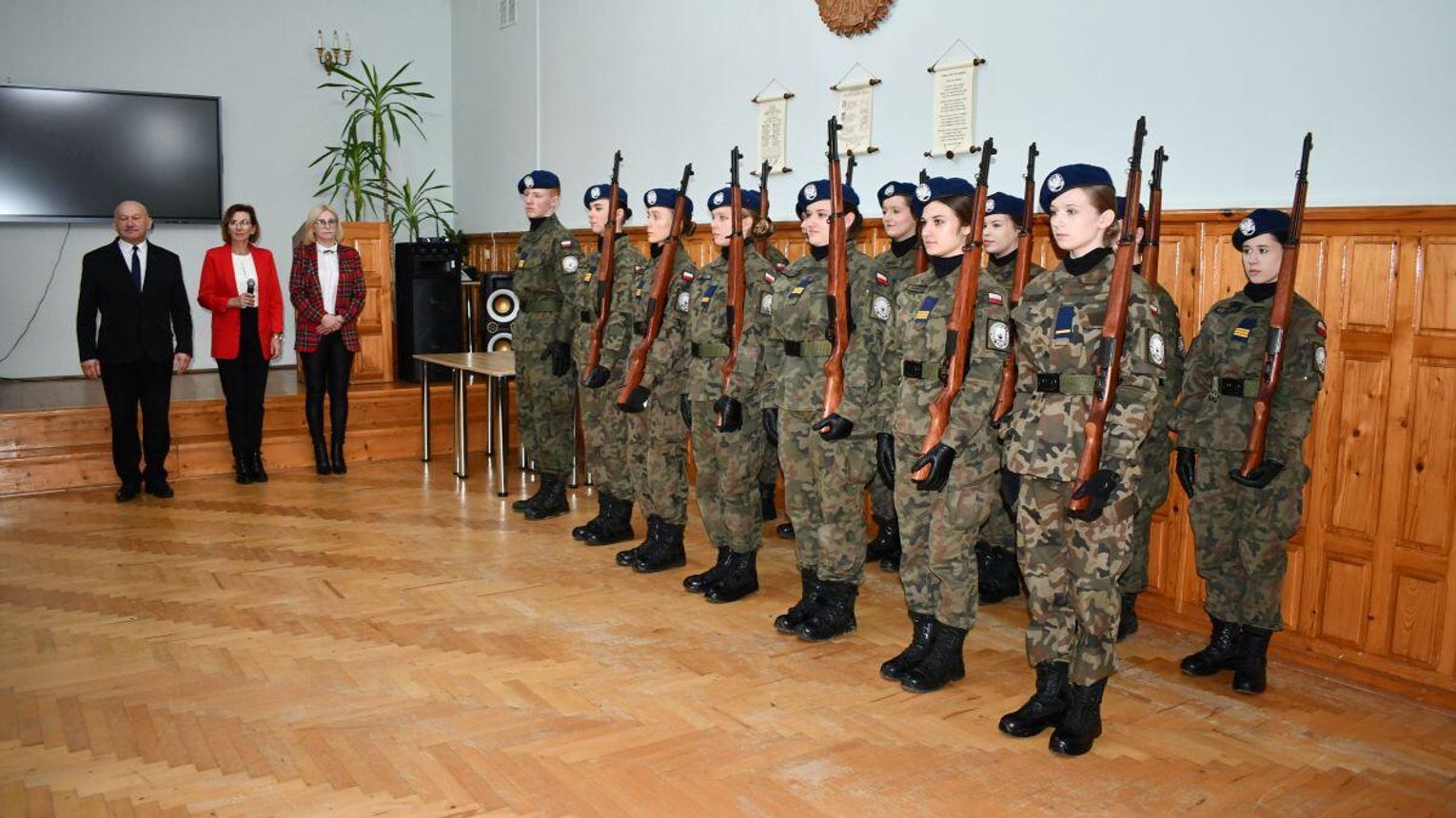 Repliki broni dla uczniów jedlickiego liceum [ZDJĘCIA]