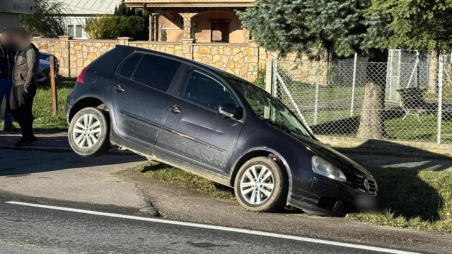 Samochód w rowie na DW887