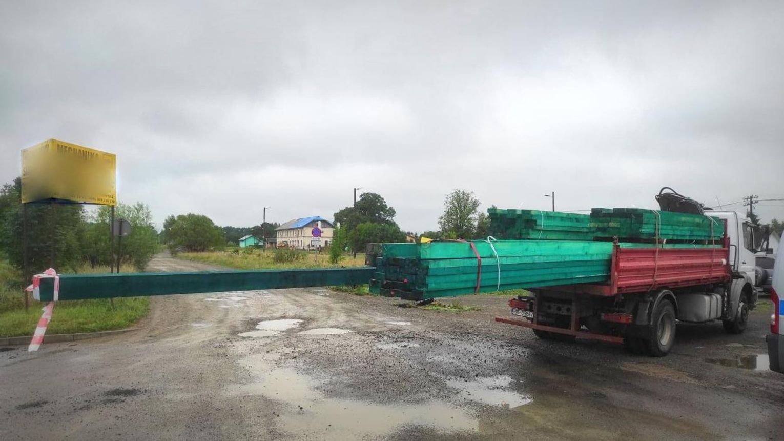 Targowiska/DK19. Ładunek wystawał ponad 7 metrów poza obrys auta