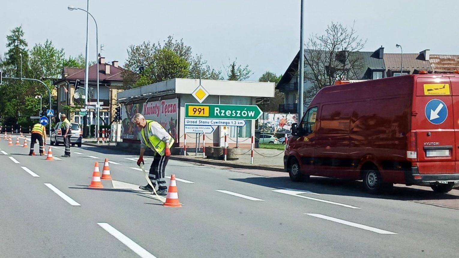 Utrudnienia na ulicach Krosna. Drogowcy zajęli się odnowieniem oznakowań na jezdniach