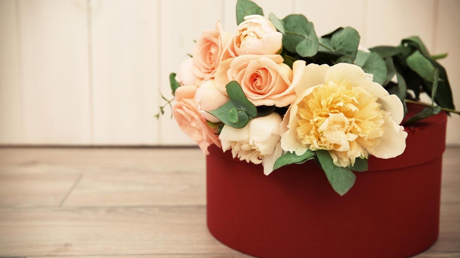 Wiosenny flower box — jak zrobić świeżą kompozycję i gdzie ją wykorzystać?