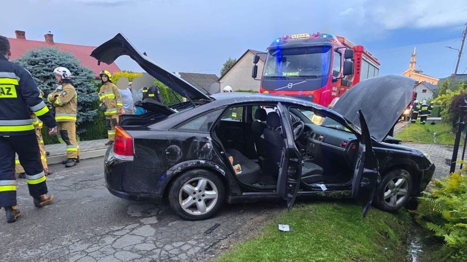 Wypadek w Domaradzu. Dwie osoby poszkodowane po zderzeniu z przepustem