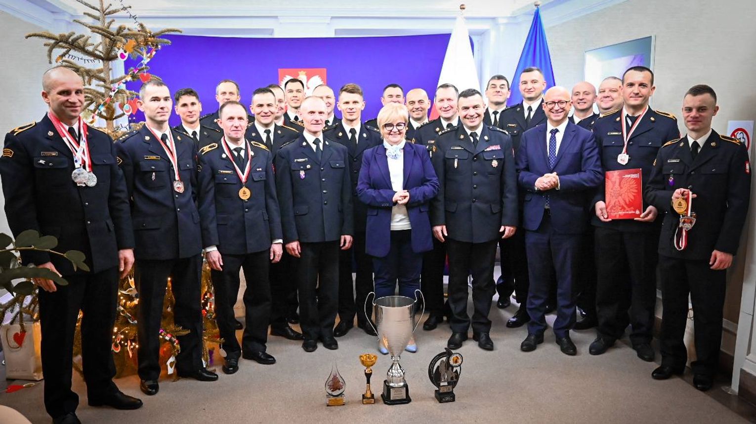Zawodowi strażacy uhonorowani za sportowe osiągnięcia. Wśród nich ...