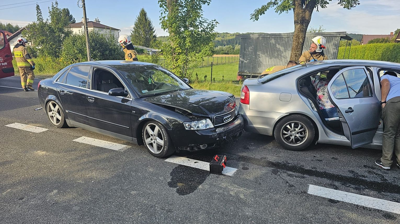 Zderzenie dwóch samochodów na DW990 w Bajdach